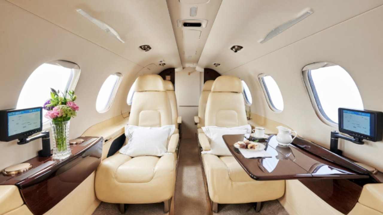Traveling First Class or Air Taxi: Discover the Advantages of each Mode